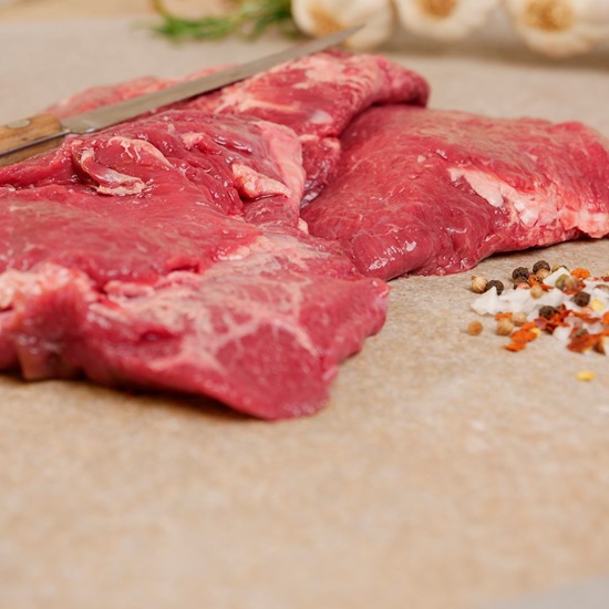 Runderwangen met paccheri en tomaat. GUSTOR Meat Boutique